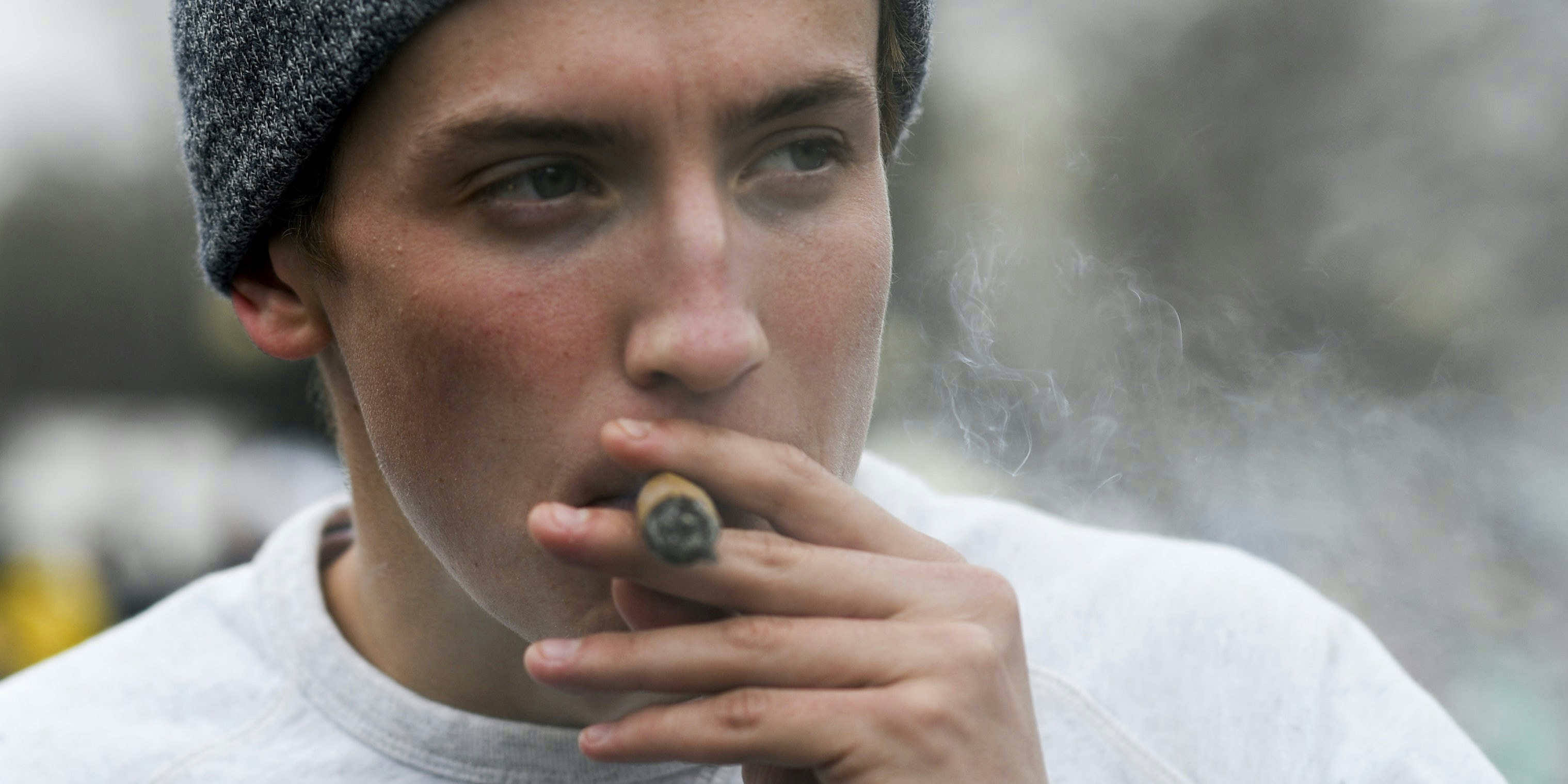 How To Roll A Dutch Master Blunt | Herb