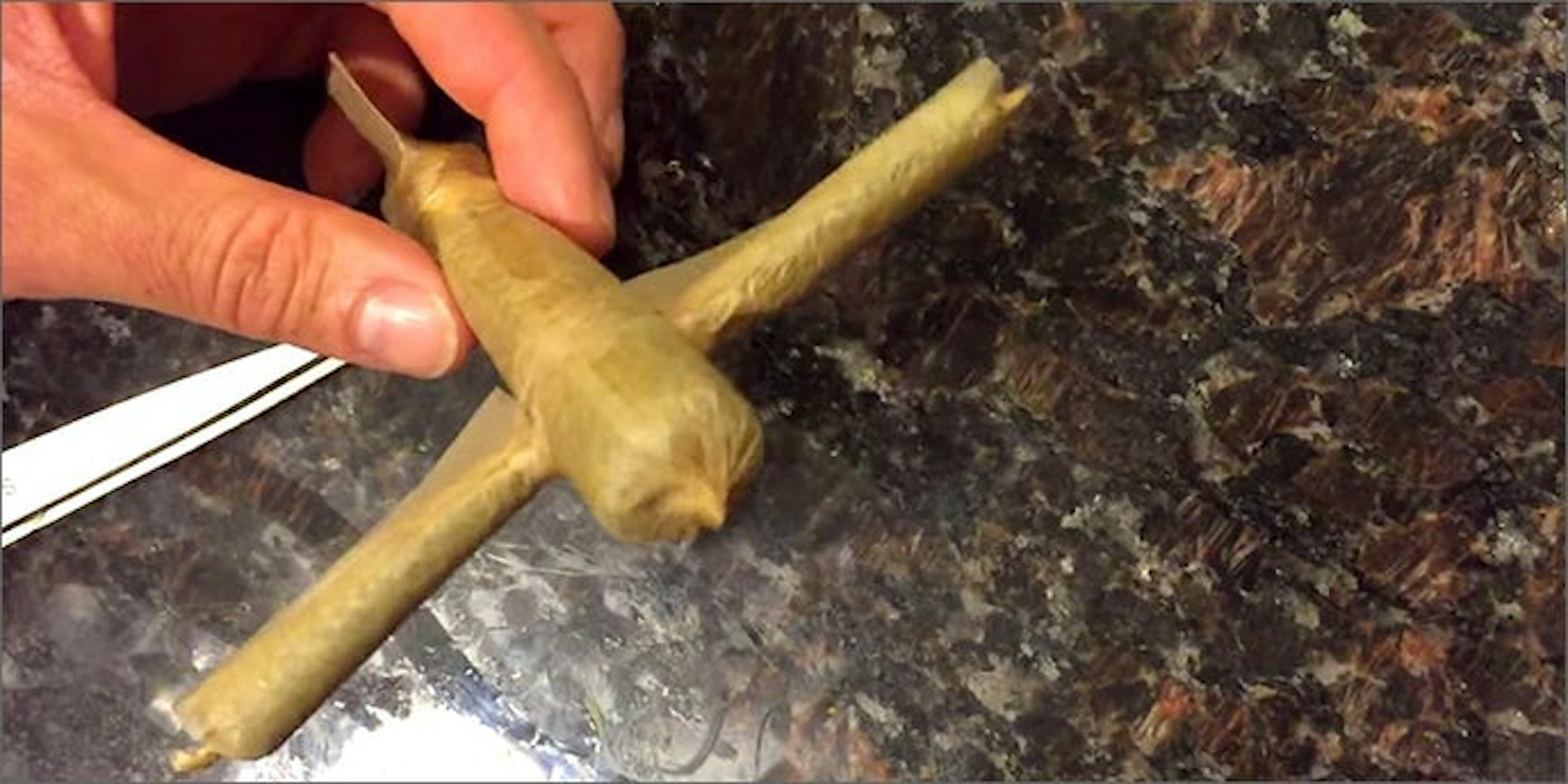 How To Roll An Airplane Joint | Herb