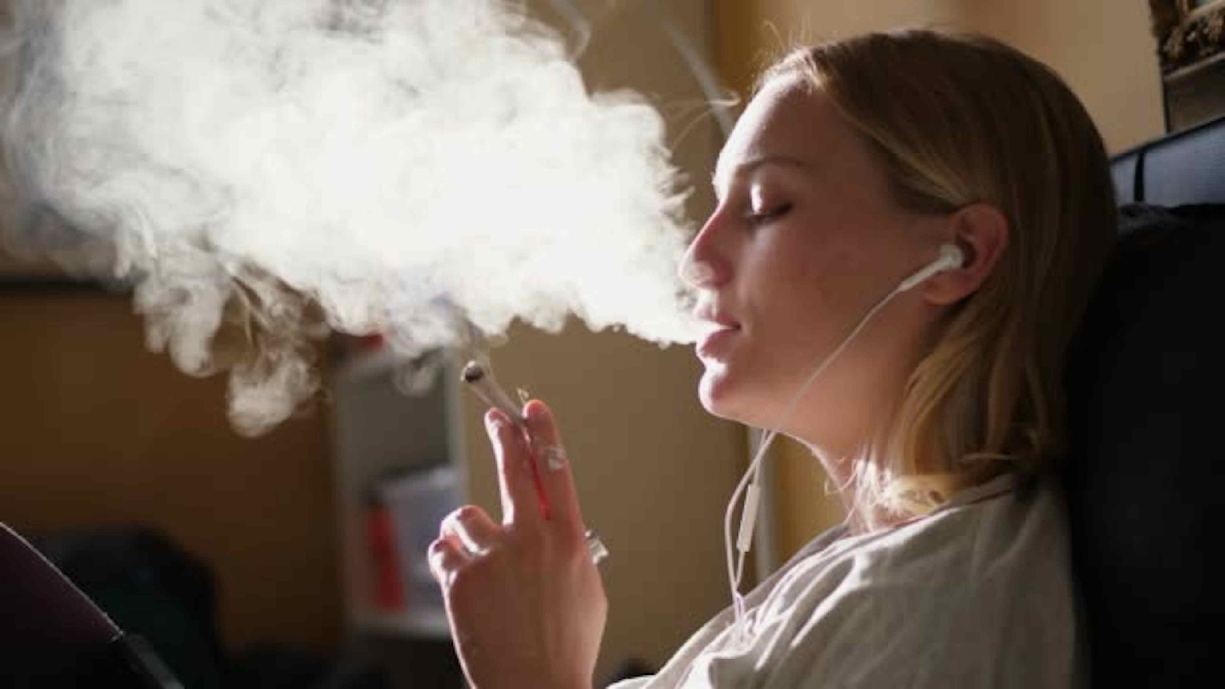 8 Things Youll Understand If You Love Smoking Weed Alone